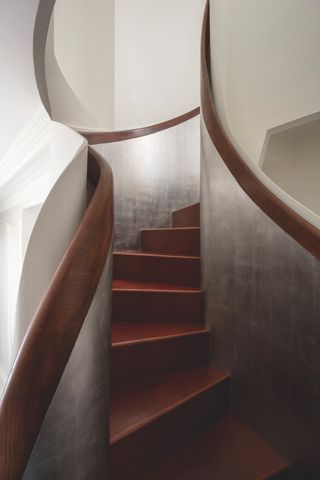6 Curved Staircase Ideas That Are Total Scene Stealers | Livingetc