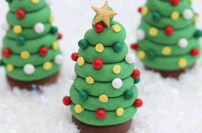 Fondant Christmas cake decorations | GoodtoKnow