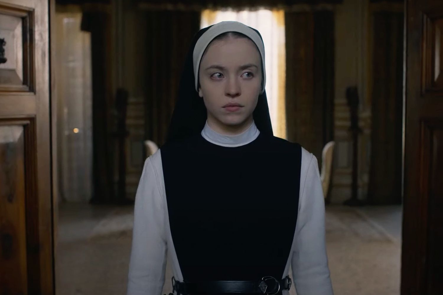 Sydney Sweeney watching her new nun-themed horror movie in a church ...