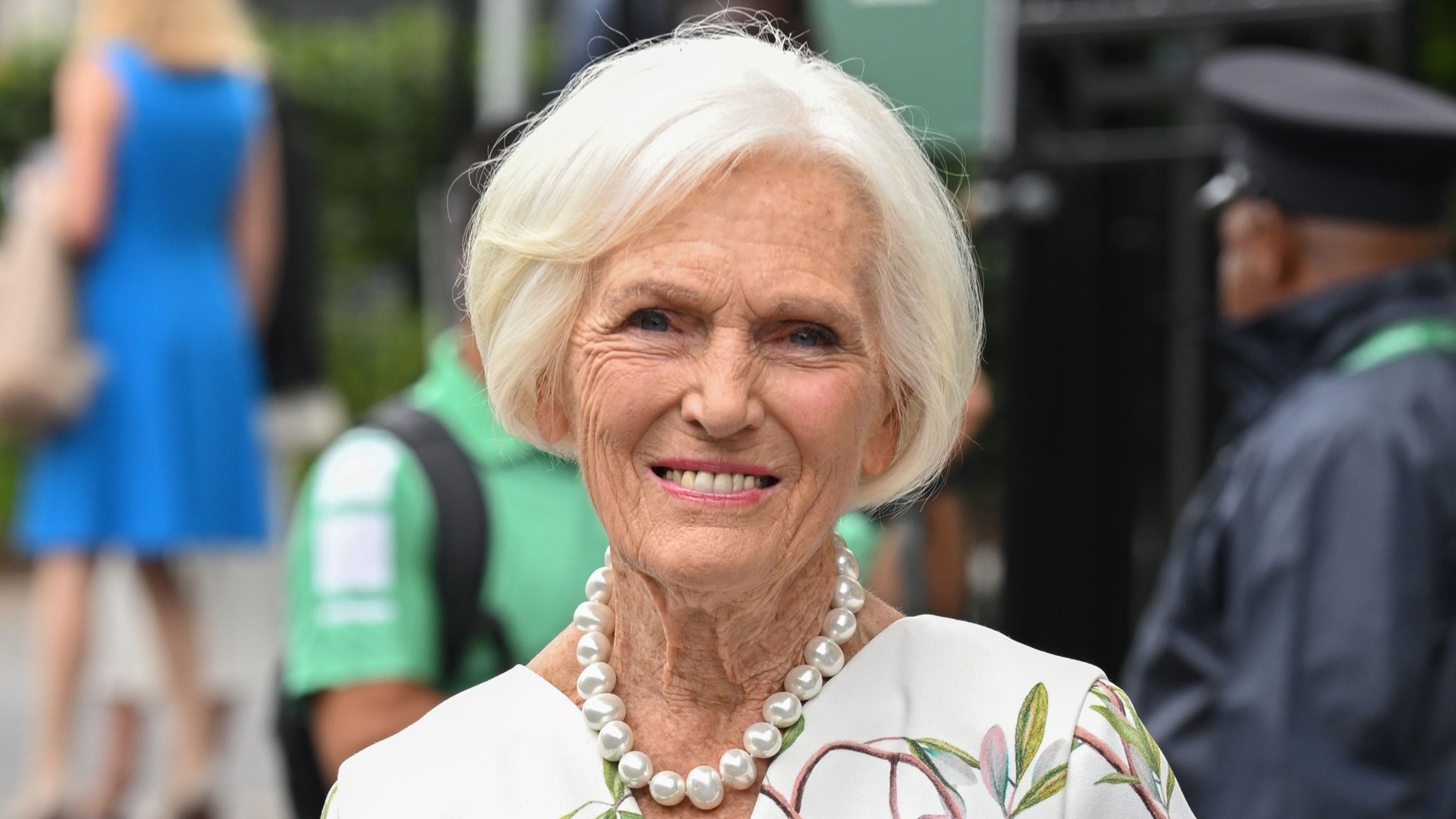 Mary Berry's pink blazer and necklace transform an all-black outfit ...