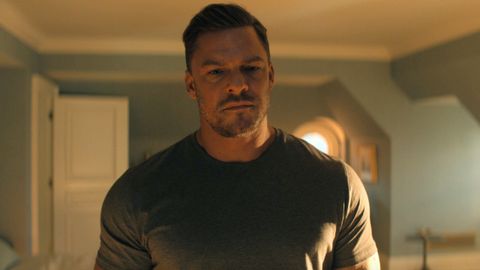 Reacher's Alan Ritchson Shows Off How He Hides All Of His Tattoos In ...