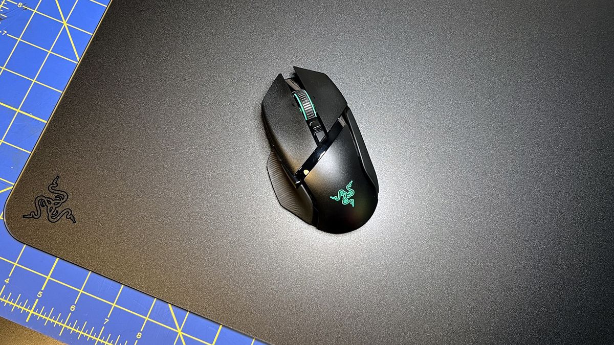 Razer Atlas Hands-On: Who Knew I Needed a $100 Glass Mouse Pad? | Tom's ...