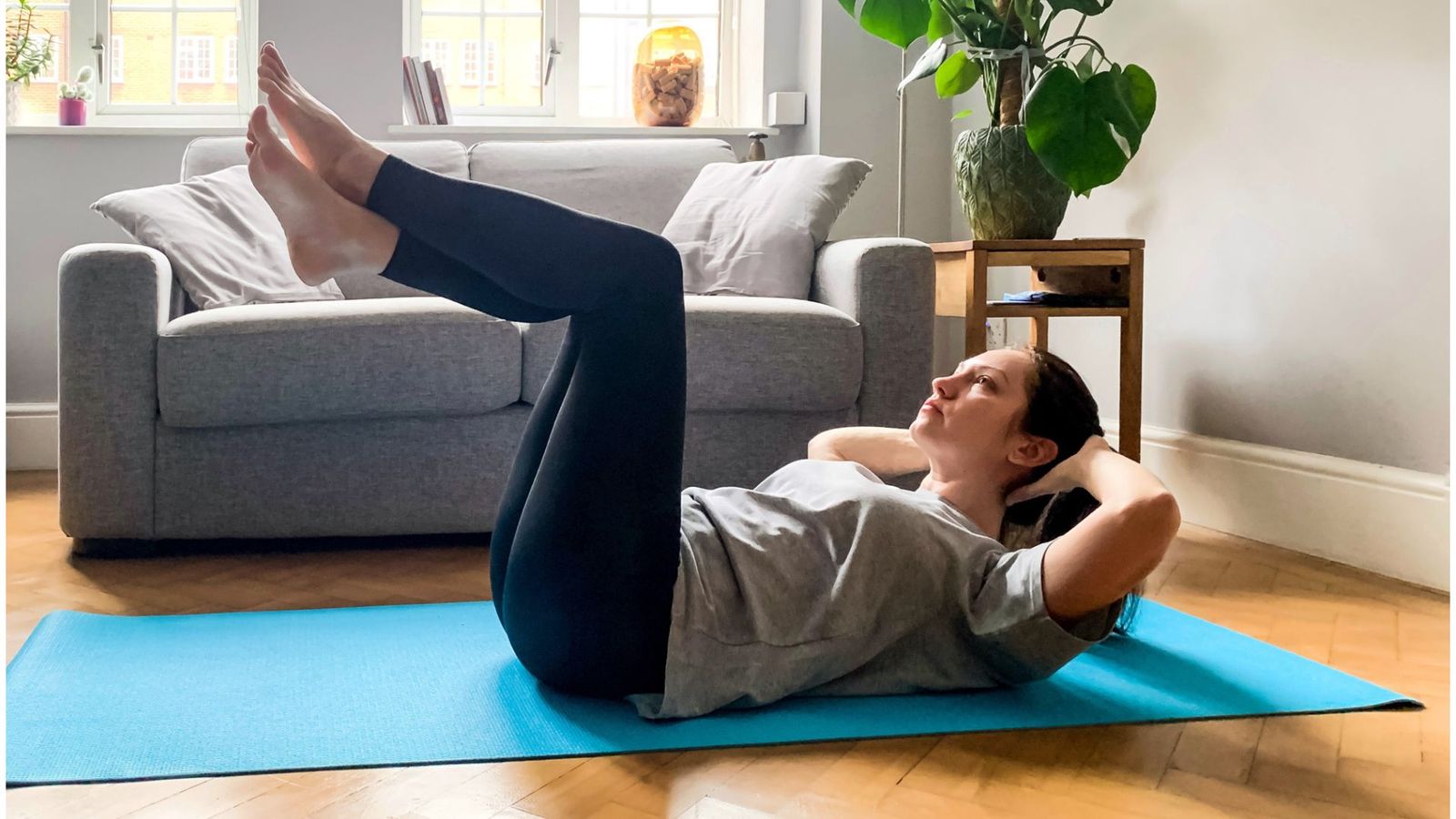 Strengthen your core and tone your abs in 10 minutes with this trainer ...