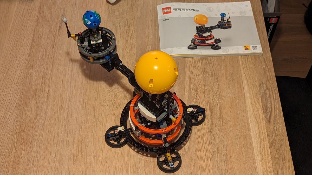 Lego Technic planet earth and moon in orbit review | Space