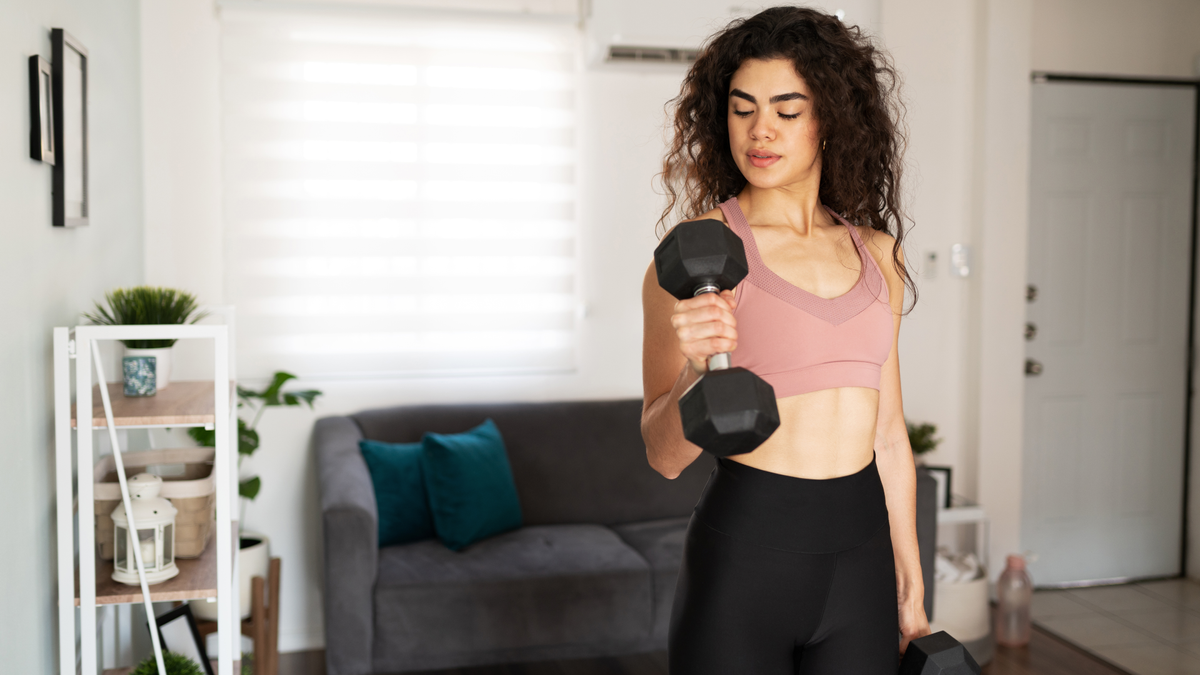 Two dumbbells and these five simple exercises to build your back and ...