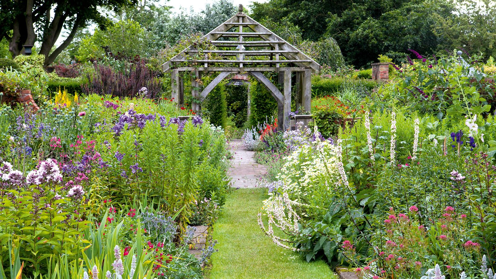 How to plan a garden: Expert layout and planting advice | Homes and Gardens
