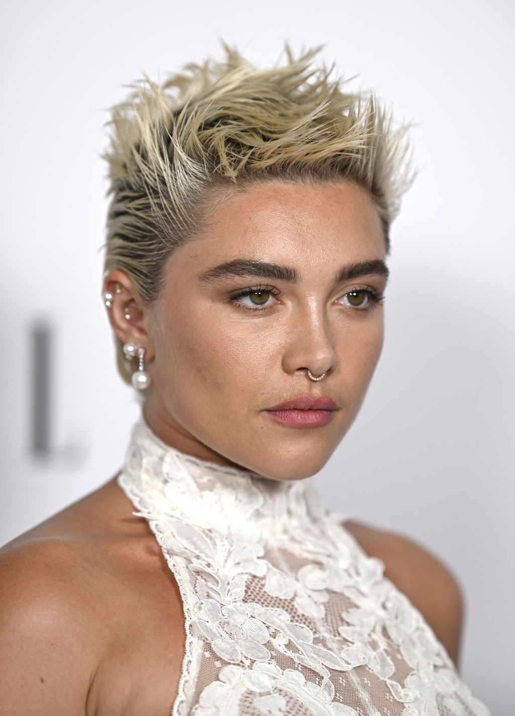 Florence Pugh's Latest Grow-Out Hairstyle Features a Sculptural Swoop ...