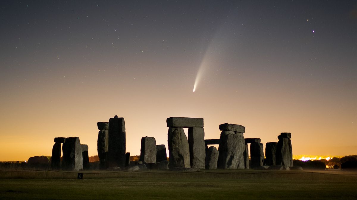 Stonehenge's summer solstice orientation is seen in monuments all over ...