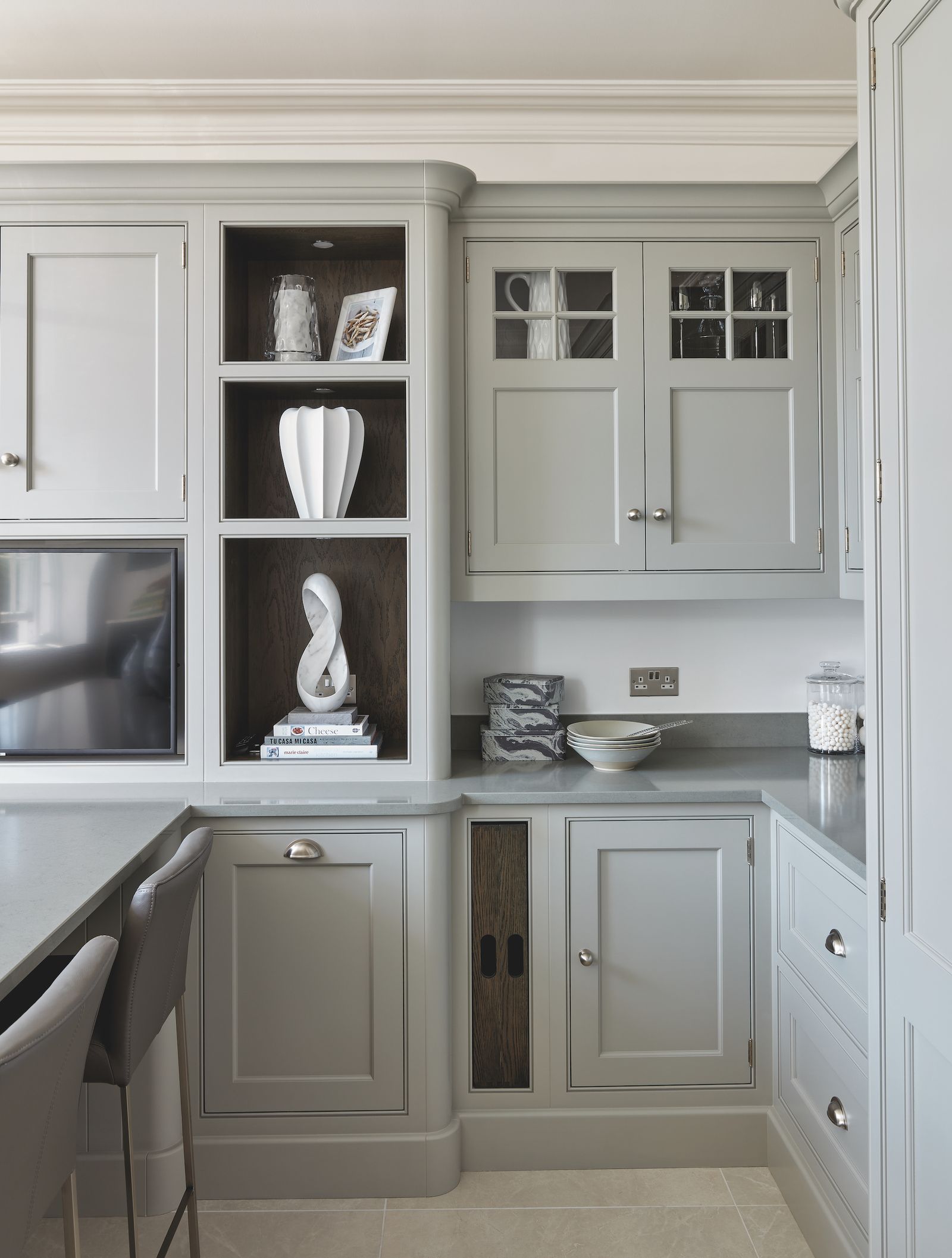 Kitchen corner cabinets: 10 stylish tips to maximize space | Homes and ...
