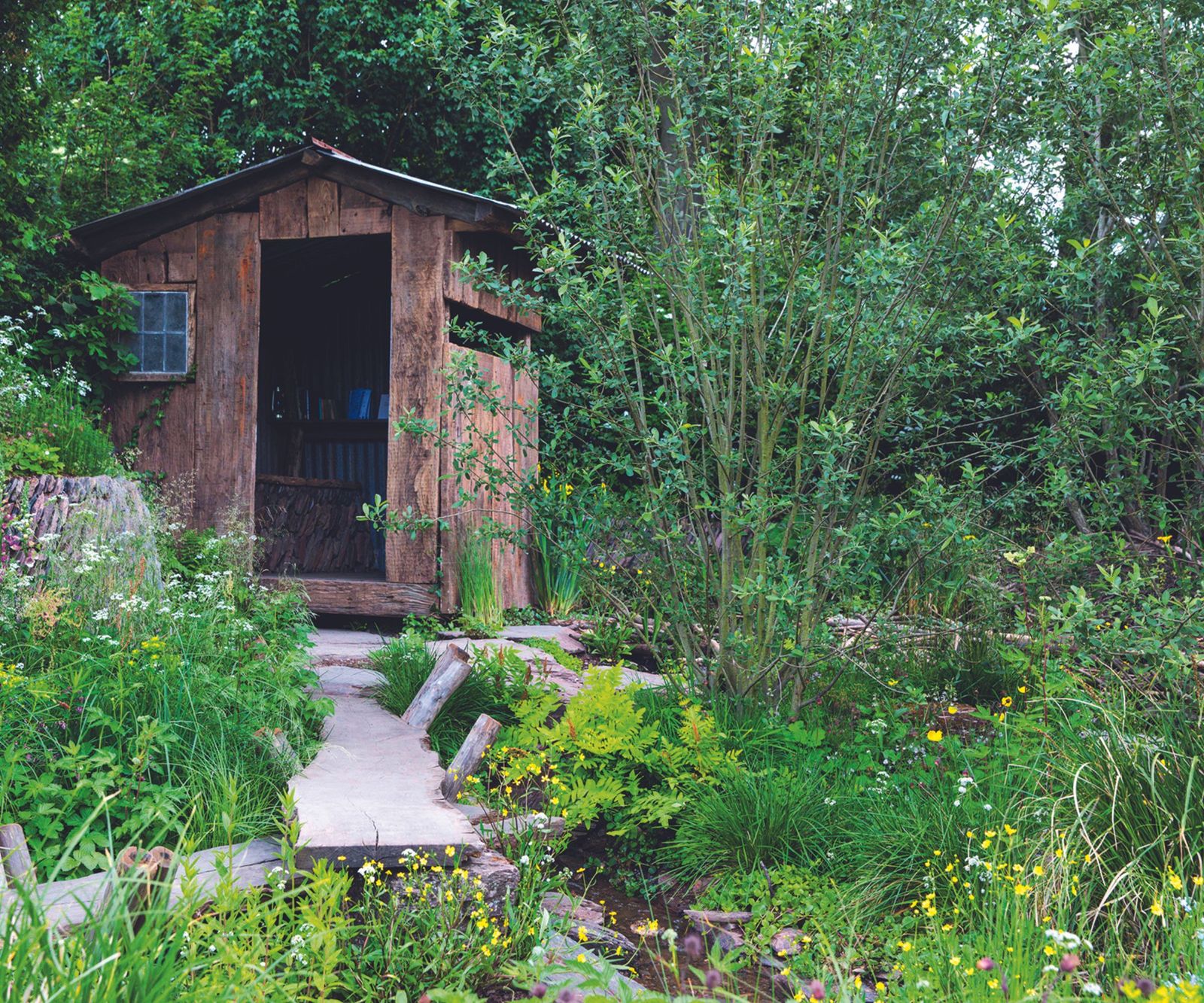 How to weed a garden quickly: five-minute weeding jobs | Homes and Gardens