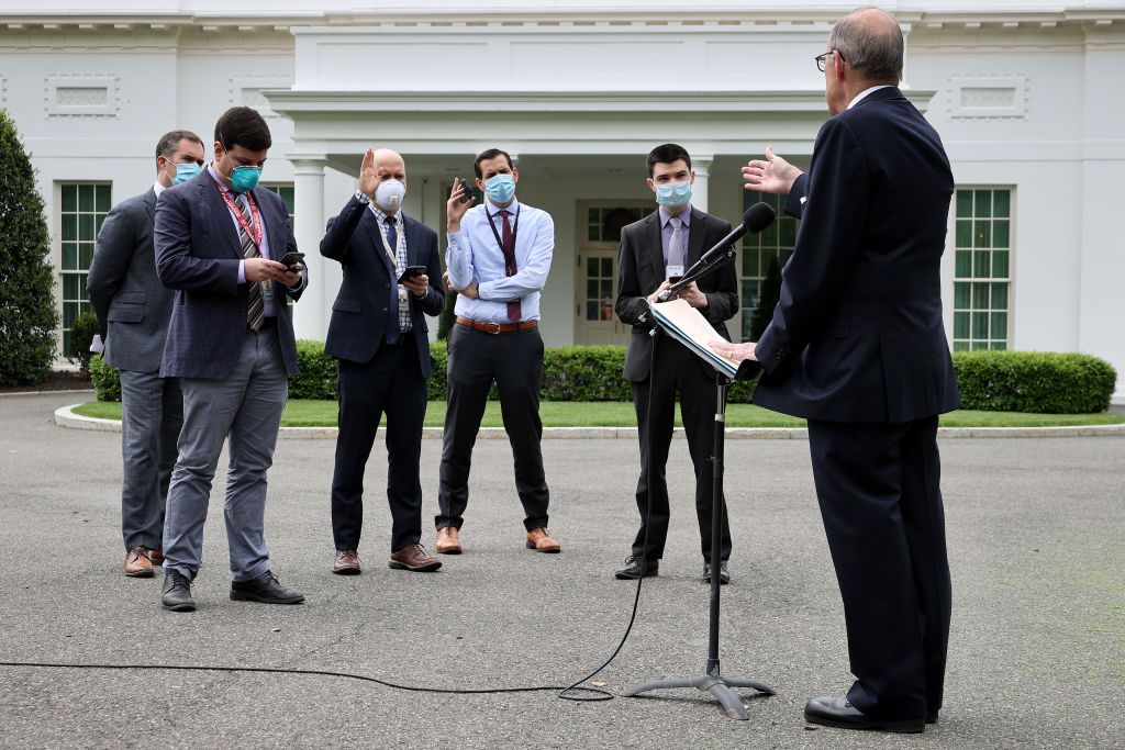 White House staffers directed to wear masks when not at their desks ...