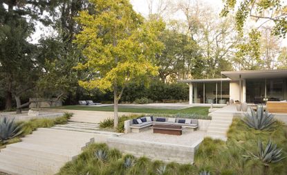 This backyard has a feature that I'd never seen before | Livingetc