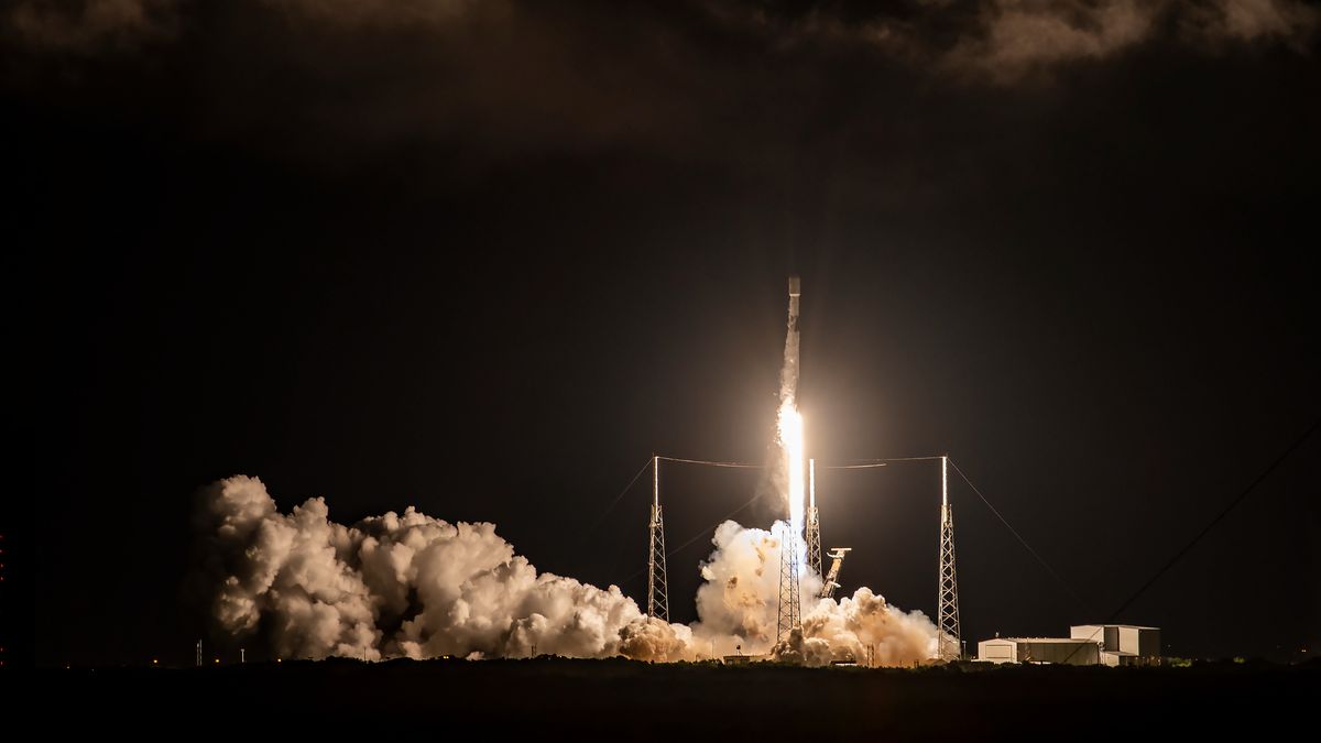 SpaceX Falcon 9 rocket soars over Falcon Heavy in gorgeous launch photo ...