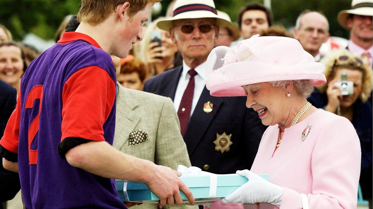 The Queen Gave An Extremely Weird Gift from Prince Harry a Place of ...