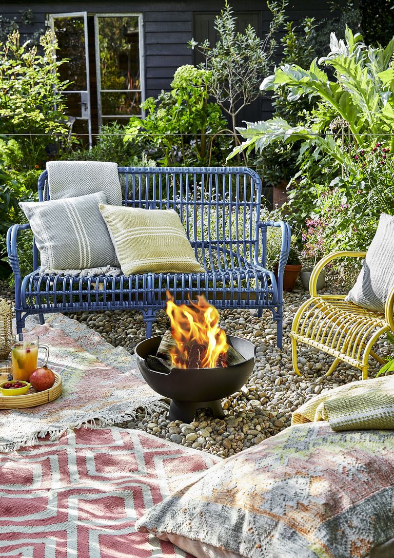 Cottage patio ideas: 20 pretty spaces for relaxing outdoors | Homes and ...