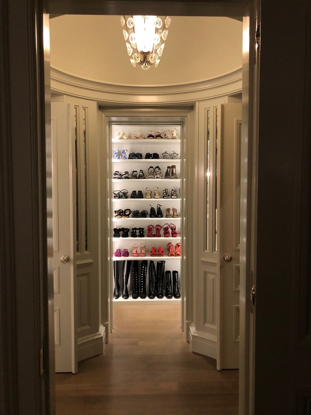 This is the secret to maintaining a color organized closet | Livingetc