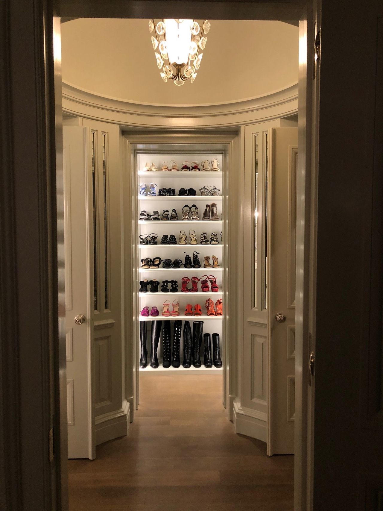 This is the secret to maintaining a color organized closet | Livingetc