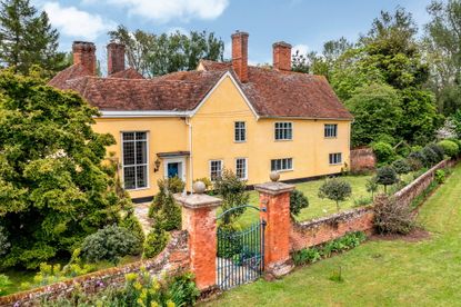 A country house, a medieval ruin and 814 of acres of Hampshire ...