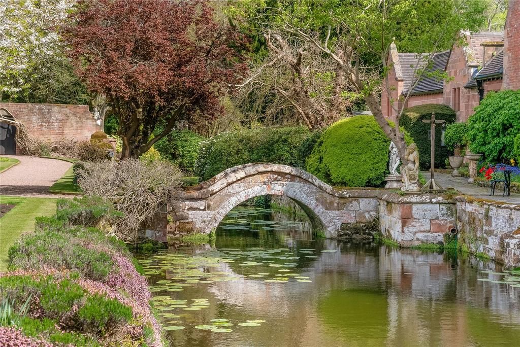 A 400-year-old fantasy house with moat, four-poster beds and a 'magic ...