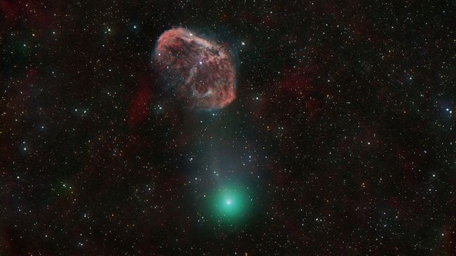 Explosive, green 'devil comet' photobombs ethereal nebula as it races ...