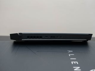 Alienware 15 (GTX 1070) Gaming Laptop Review - Tom's Hardware | Tom's ...