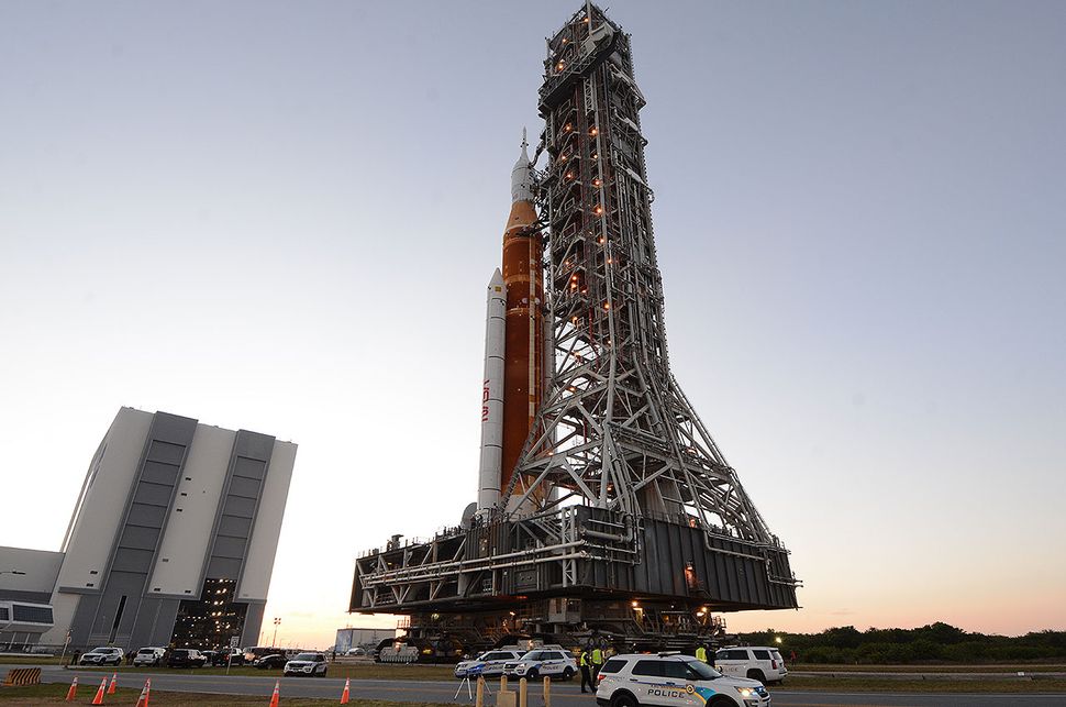 Watch NASA roll its huge Artemis 1 moon rocket back to the launch pad ...