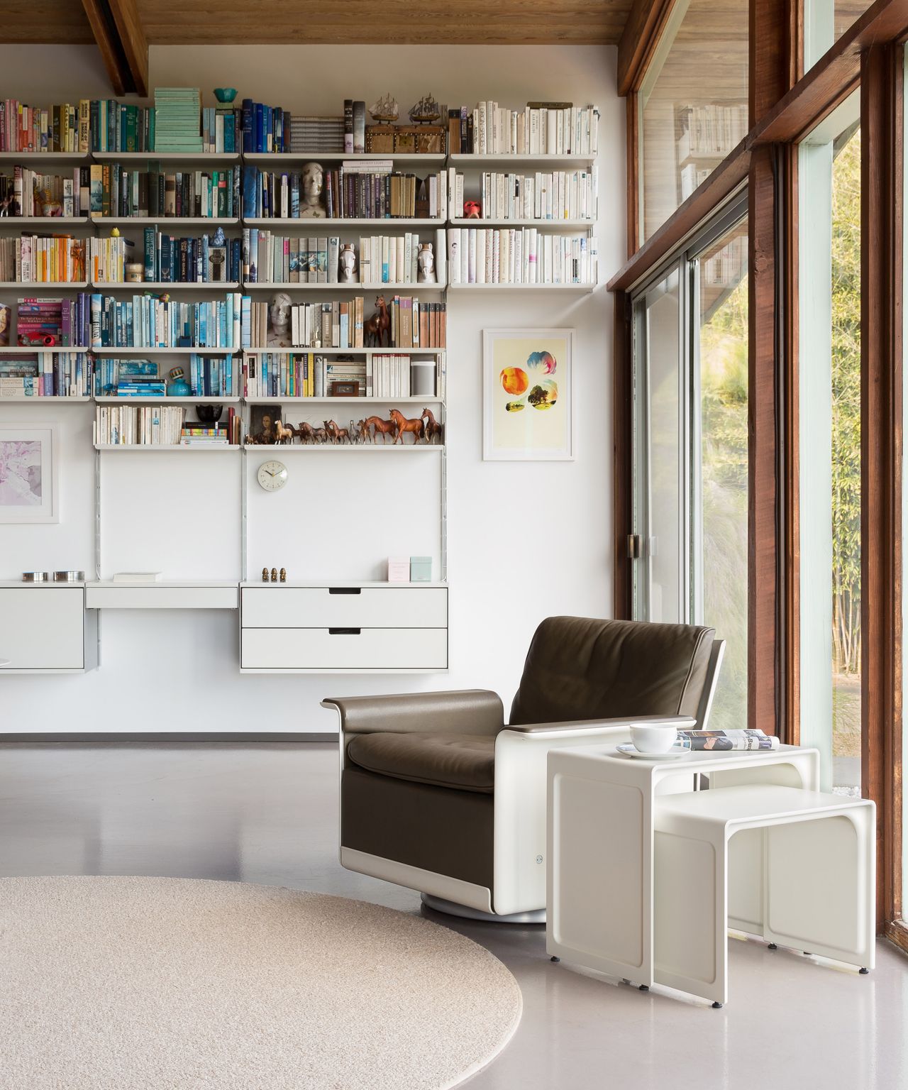 This is the exact bookcase Jenna Lyons uses in her apartment | Livingetc