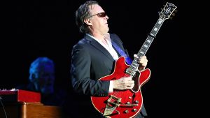 Joe Bonamassa shows you how to connect pentatonic boxes to find new ...