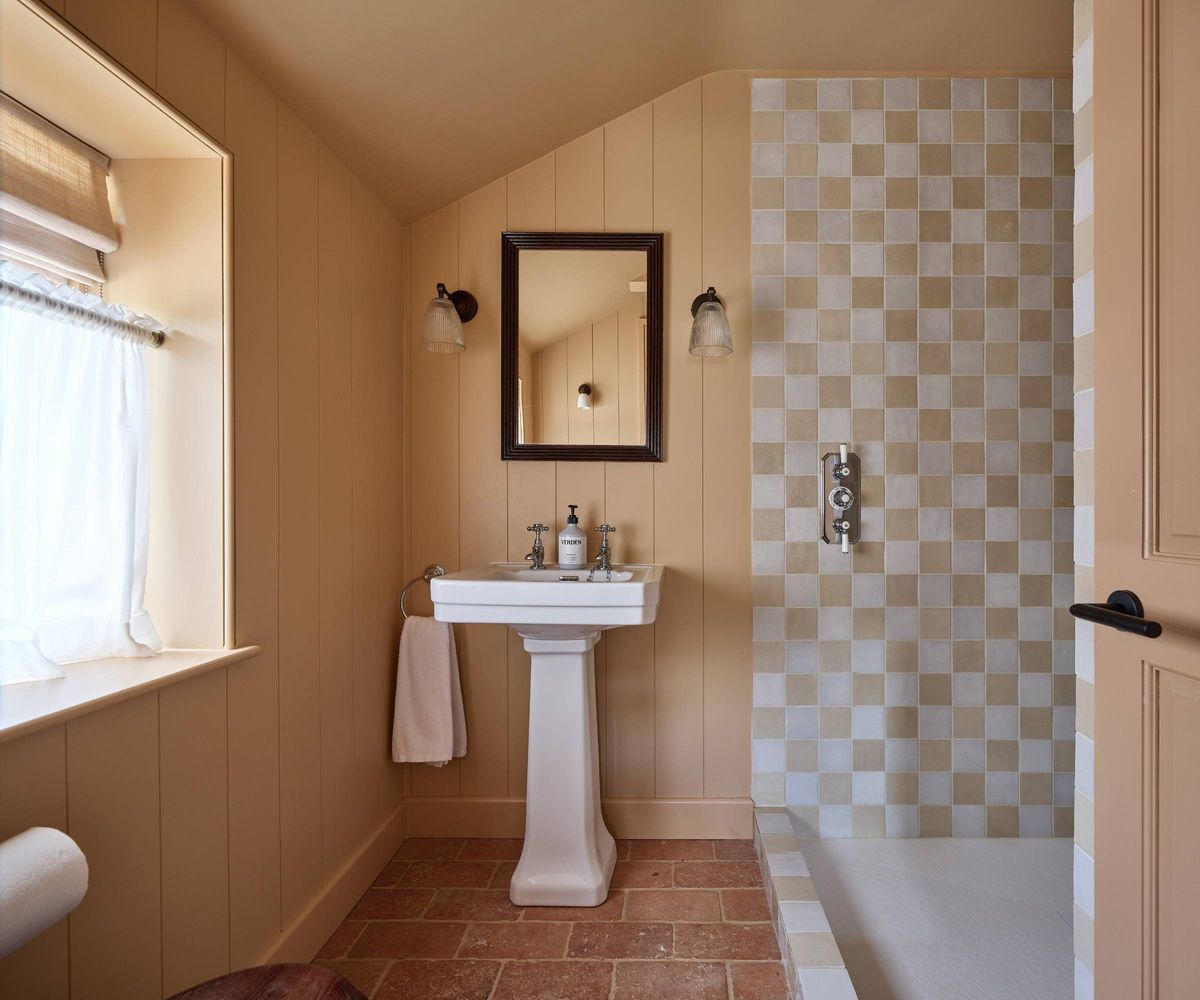 15 cottage bathroom ideas for a whimsically modern washroom | Homebuilding