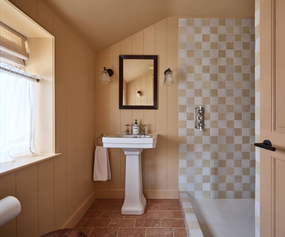 15 cottage bathroom ideas for a whimsically modern washroom | Homebuilding