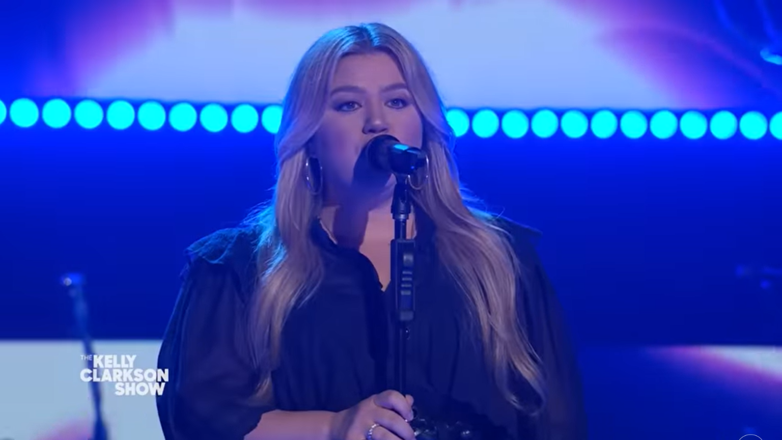 Kelly Clarkson covers Arctic Monkeys' Do I Wanna Know? | Louder