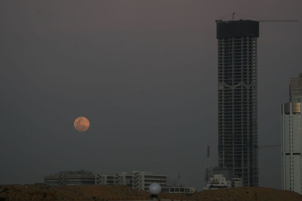 January's Full Wolf Moon looks stunning in 1st full moon photos of 2024 ...