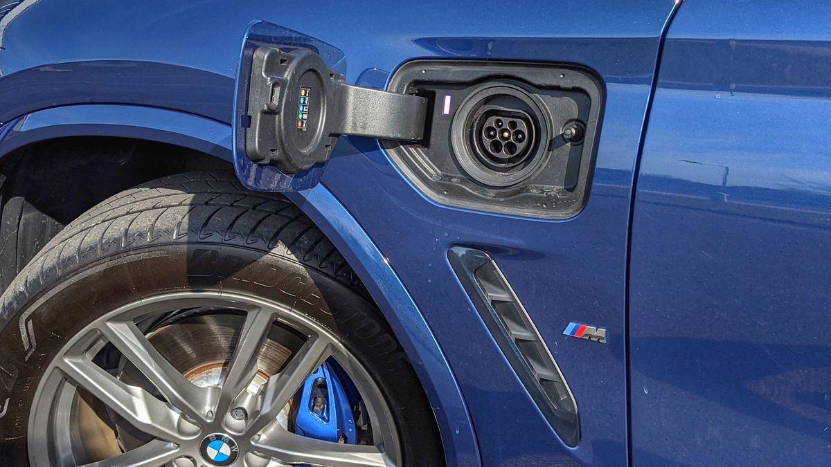 BMW X3 xDrive30e review: a premium dose of EV driving with petrol peace ...