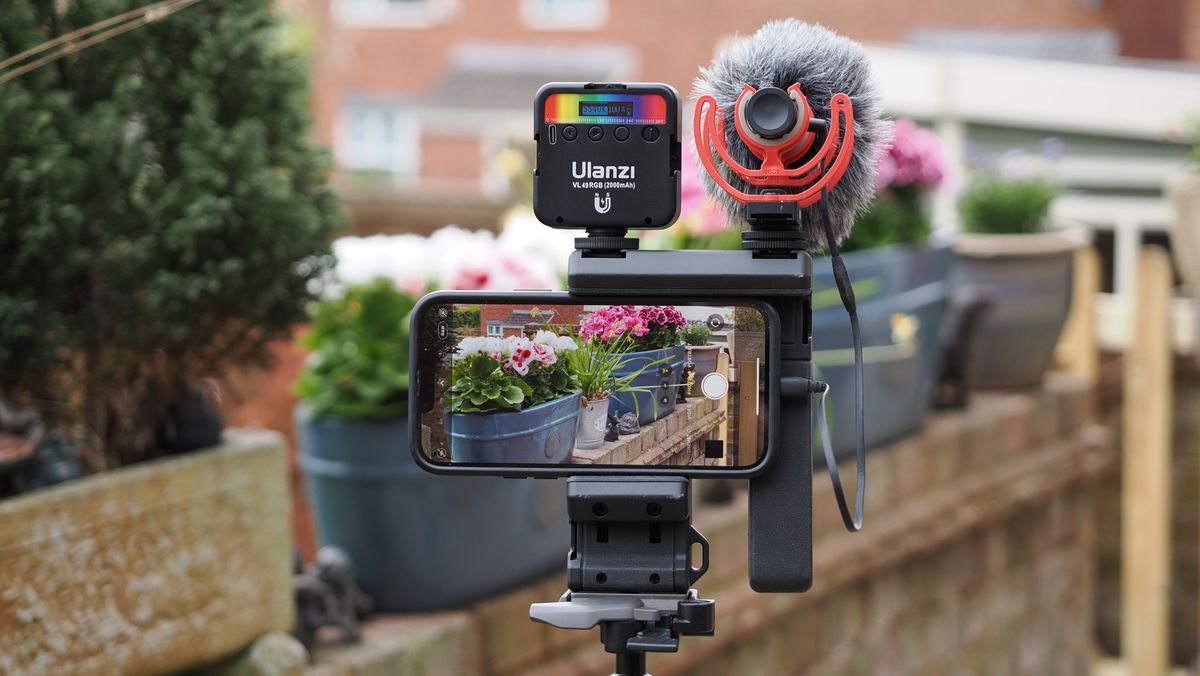 This gadget lets you rig up your iPhone with lights and mics without a ...