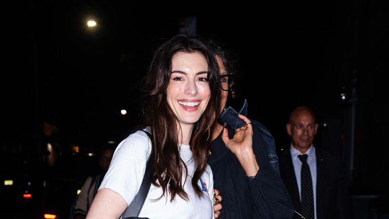 Anne Hathaway styled this year's biggest denim trend in the best way ...