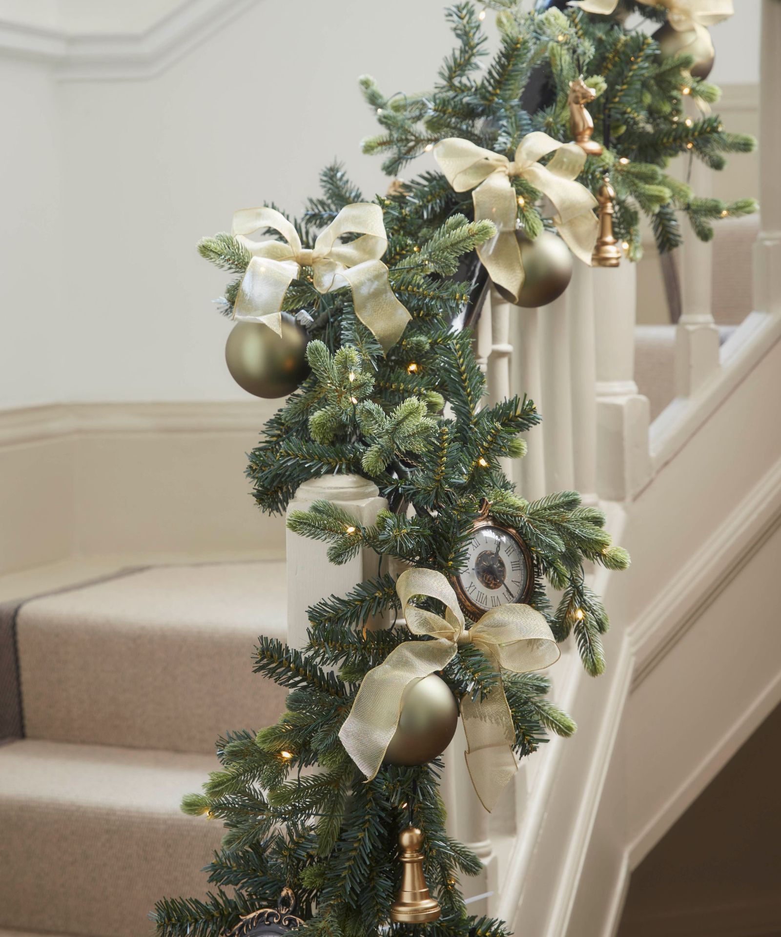 Christmas stair decor ideas: 18 festive looks for staircases | Homes ...