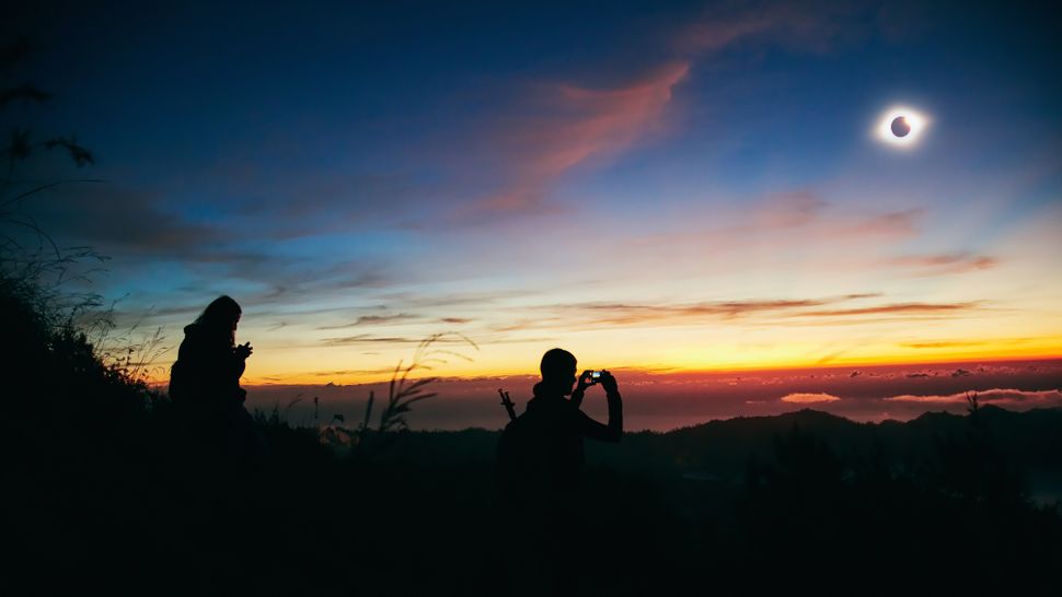 How to photograph the total solar eclipse with your camera or ...