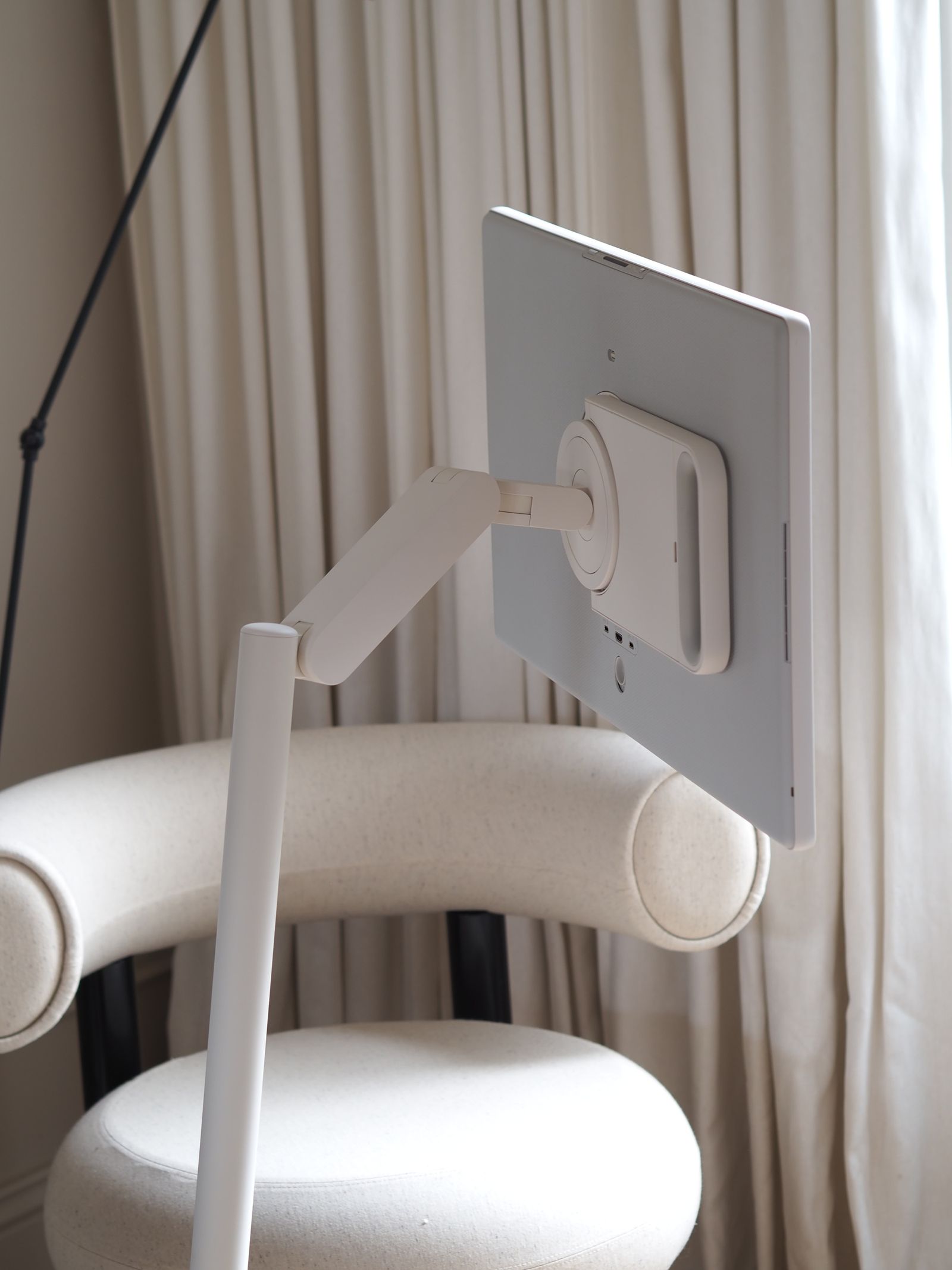 Samsung MovingStyle Review — A New Way to Experience TV | Livingetc