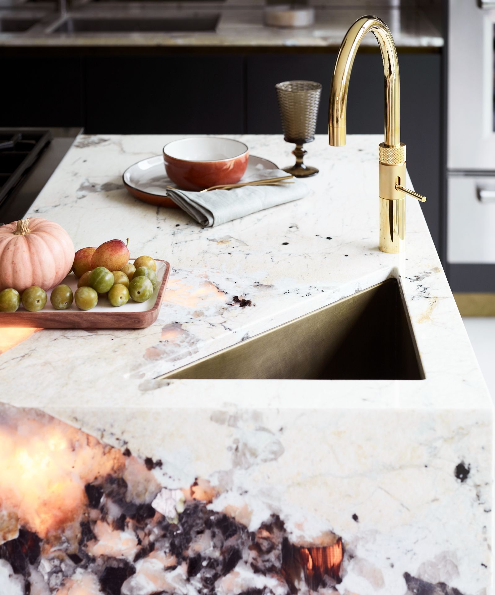 Glowing countertops: the feature that demands attention in the kitchen ...