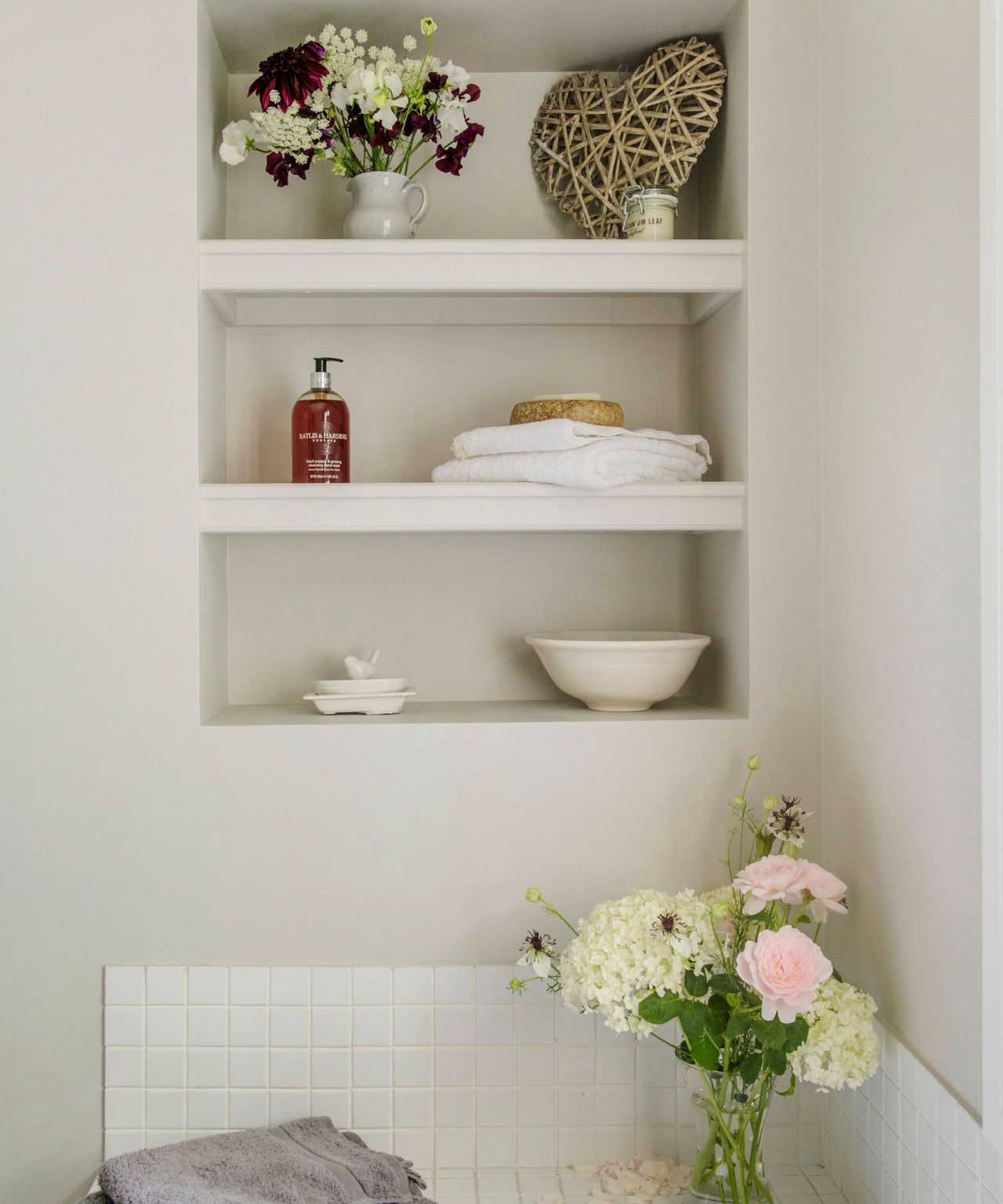Organizing a bathroom: 10 ways to bring order to the space | Homes and ...