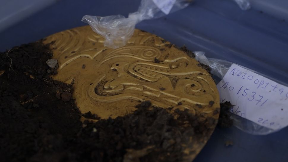 1,200-year-old lord's tomb laden with gold unearthed in Panama | Live ...
