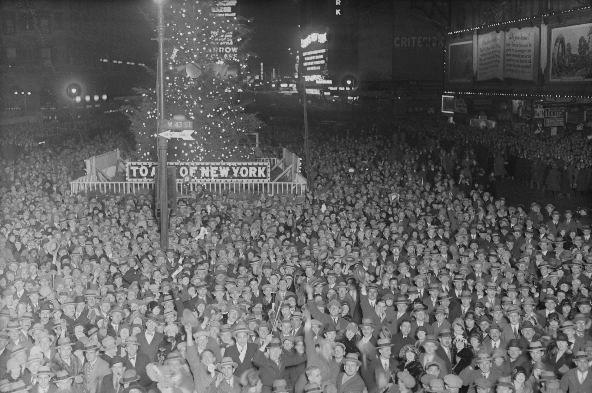 11 vintage photos of endearingly raucous parties of New Year's past ...
