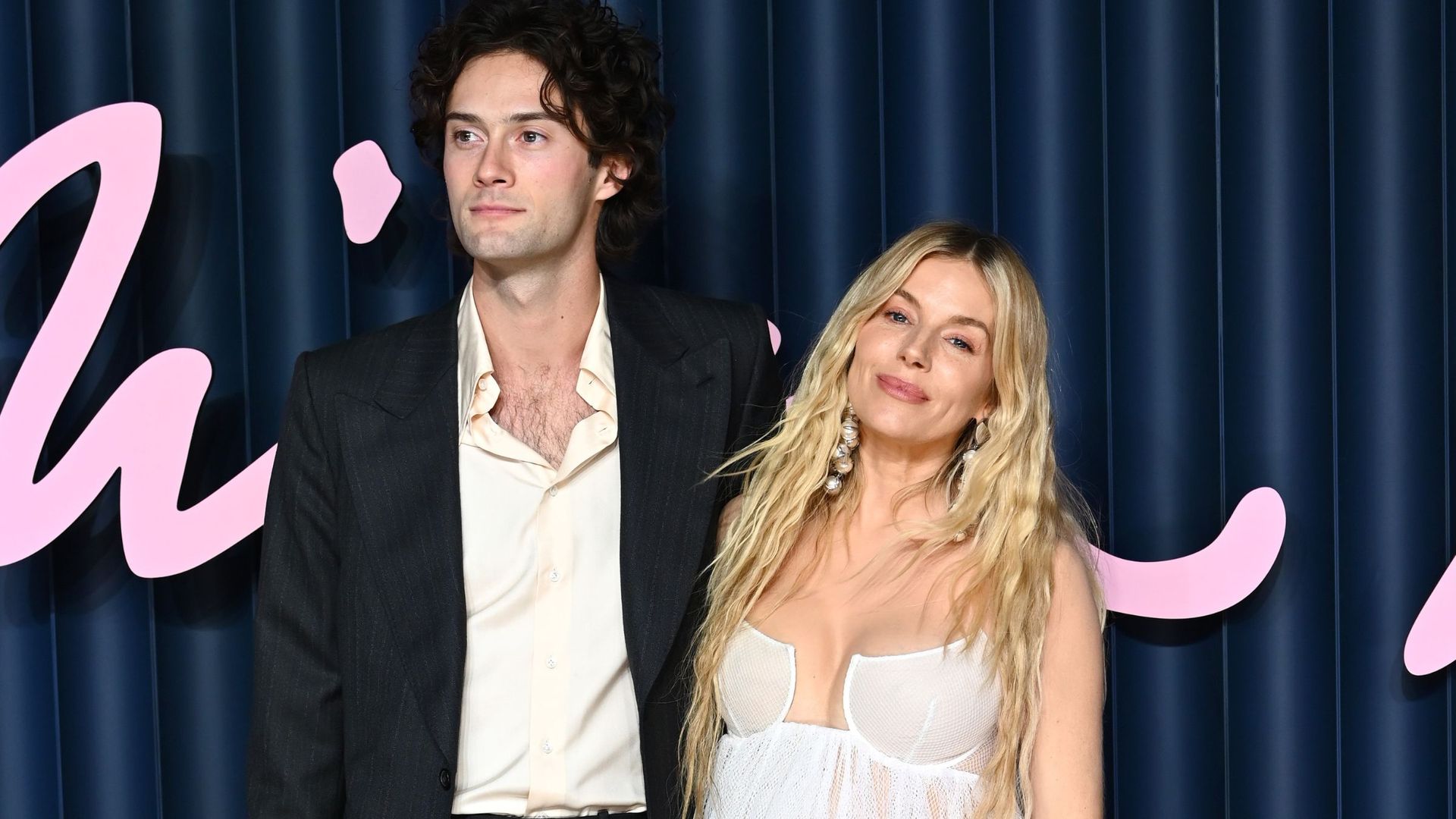All of the Best Dressed Celebrities From the Fashion Awards Red Carpet ...