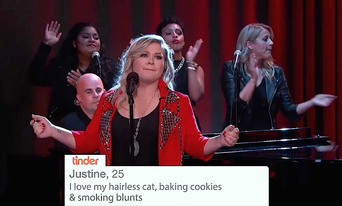 Kelly Clarkson performs real Tinder profiles, beautifully, for Jimmy ...