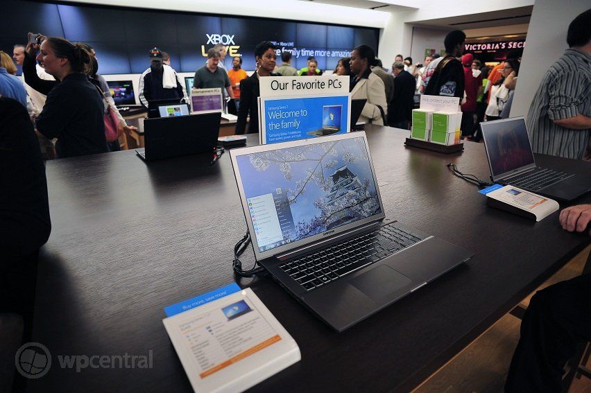Microsoft opens their new retail Store in New York to a cheering crowd ...