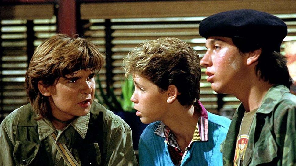 Fright Night Vs. The Lost Boys: Which Is The Better '80s Vampire Movie ...