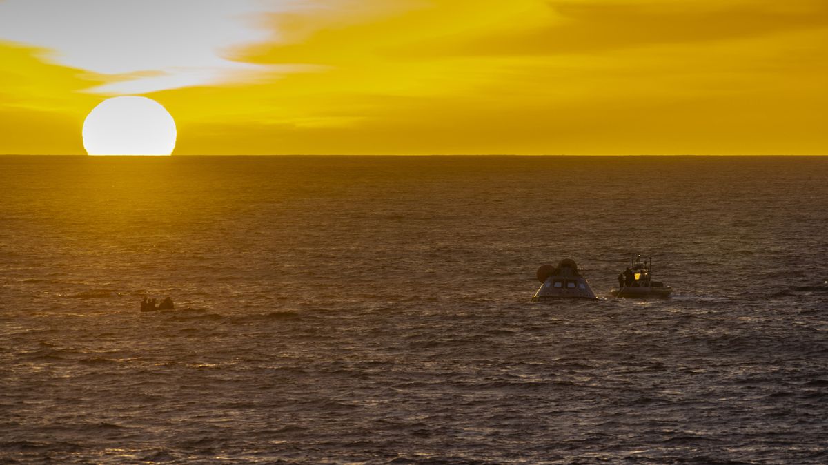 Spectacular Photos: NASA Practices Orion Space Capsule Recovery at Sea ...