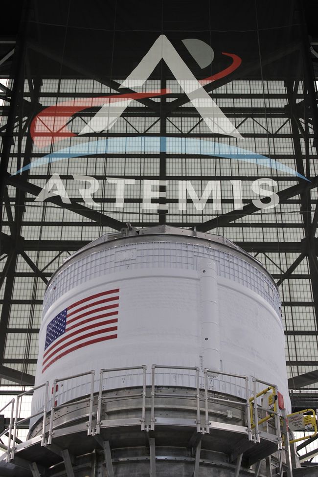 NASA continues stacking its giant Artemis 2 SLS moon rocket (photos ...