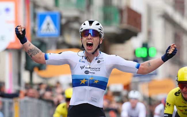 New 'infinity' trophy presented for 2024 Giro d'Italia Women | Cyclingnews