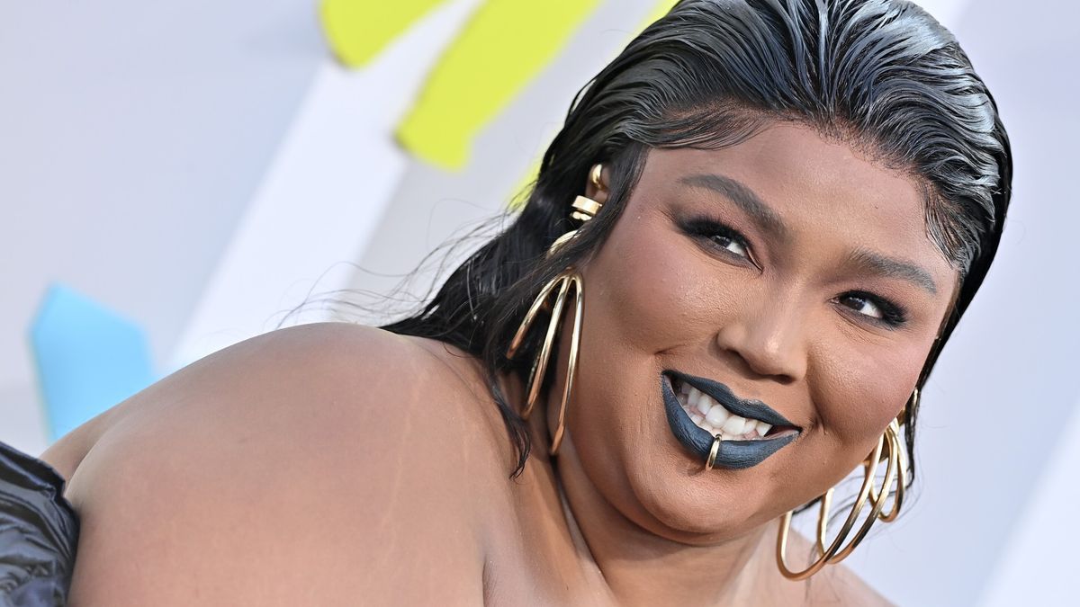 Lizzo Taking an Ice Bath Is the Best Thing You’ll See All Day | Marie ...